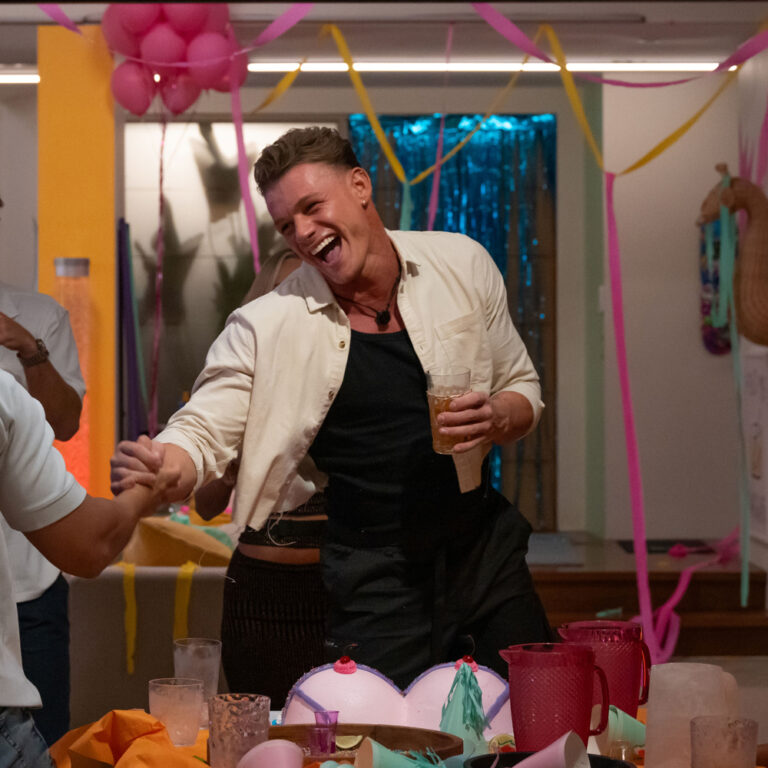 The Shore Gets A Hole Lot More Hectic. - Paramount Australia & New ...